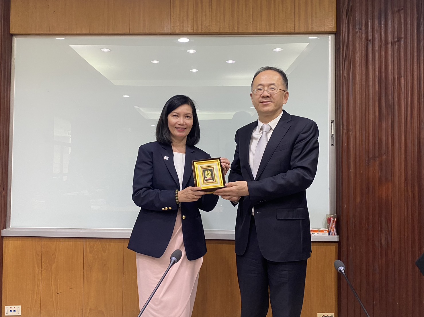 A Meeting between the Representatives of China MOOCs for Foreign ...