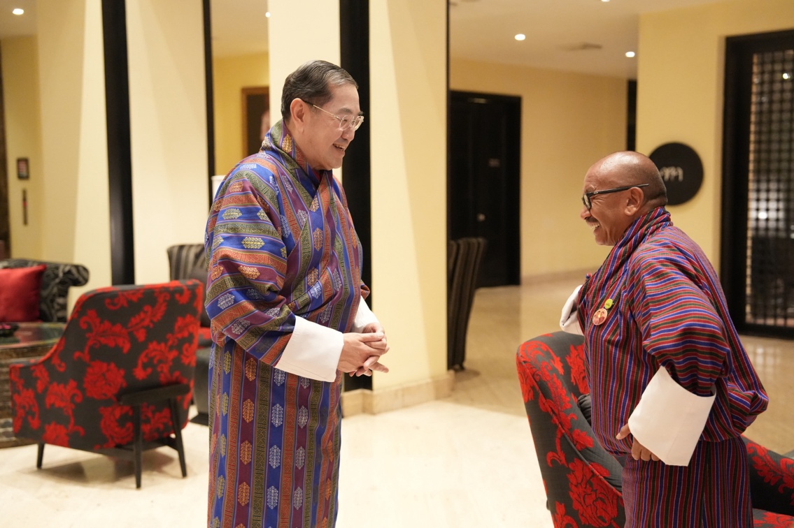 The Chairman of the Chulalongkorn University Council Extends an Invitation to Their Majesties ...