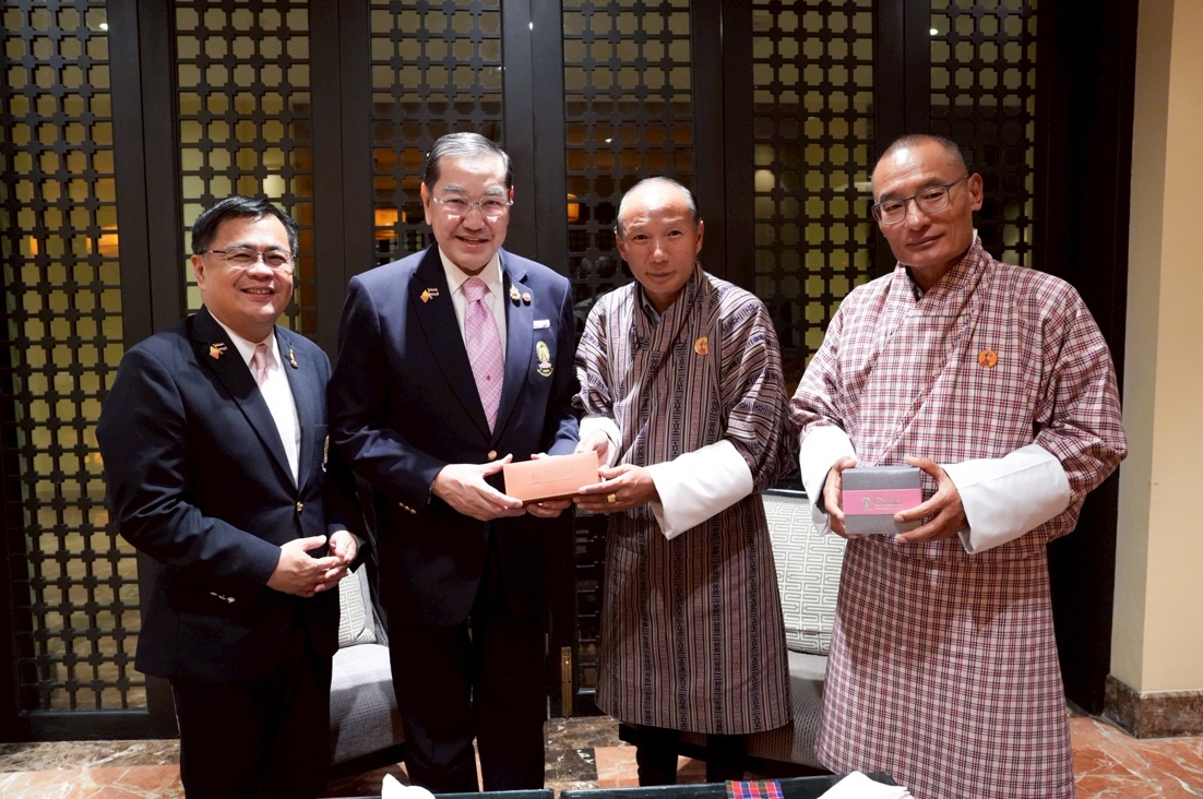 The Chairman of the Chulalongkorn University Council Extends an Invitation to Their Majesties ...